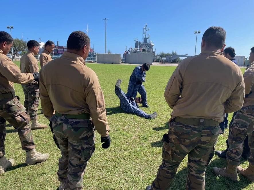 海自のIPD25派遣立入検査隊、トンガ海軍との共同訓練を実施（9月8日）｜Jディフェンスニュース（自衛隊・防衛省のニュース）